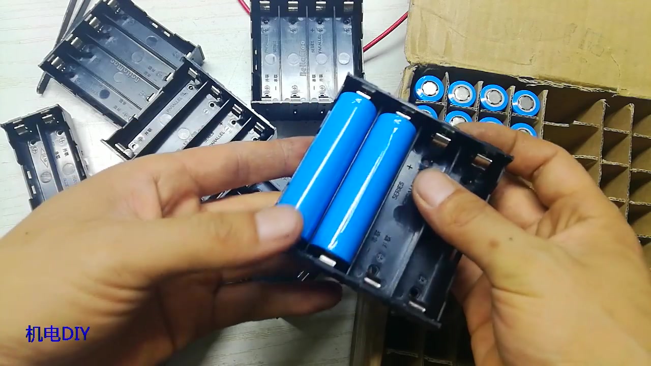 喜爱电子维修的小伙!买回一堆18650电池盒!看看他要做什么