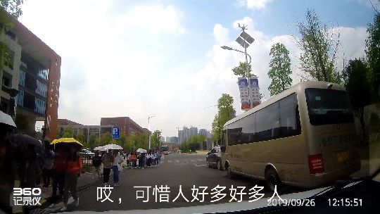 逛下遵义大学城师范学院,下课时间,数了一下,有852个学妹。