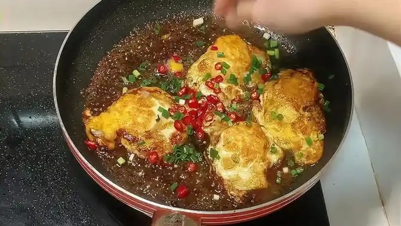 游戏盲盒爆迪迦装备,铁锅煎蛋操作超秀!