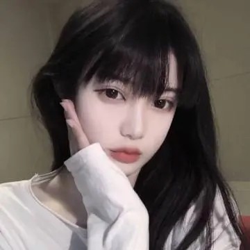 白墙壁里的黑点 