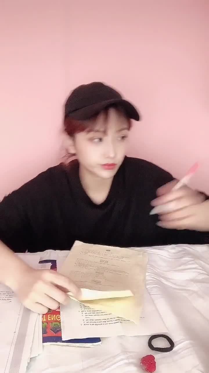 盘点美女放屁爆笑集锦,美女突然拉肚子:我坚持不住了