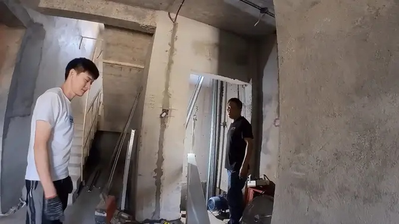 电梯安装小伙,讲述他如何接触电梯这个行业,遇到好师傅学的就多