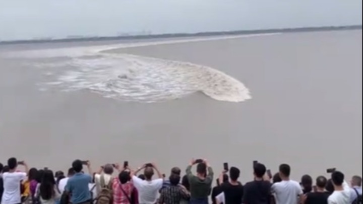 实拍钱塘江大潮!潮水瞬间激起巨浪 岸上一片惊呼