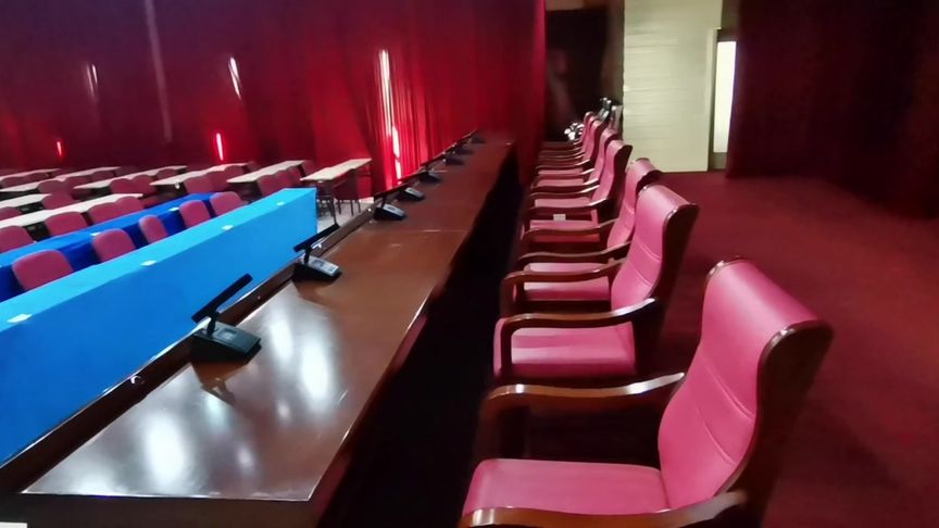 会议室无线会议话筒安装调试完毕,一米范围内收音效果棒棒哒。