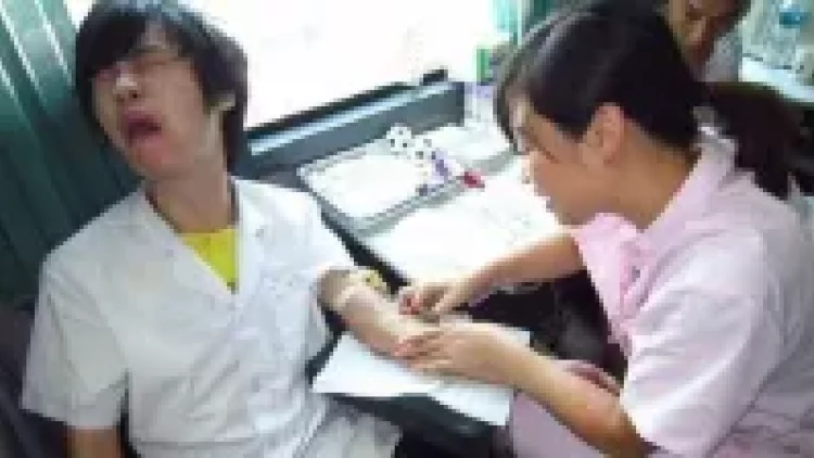 为什么护士打针时候,要把注射器先推一点药水?这其中大有讲究