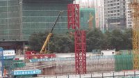 实拍建筑工地里,塔吊专业安装人员组装塔吊机工作全过程!