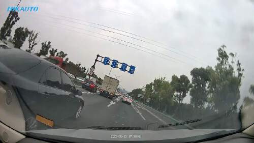连续变道猛撞我车!行车记录仪拍下惊险全程