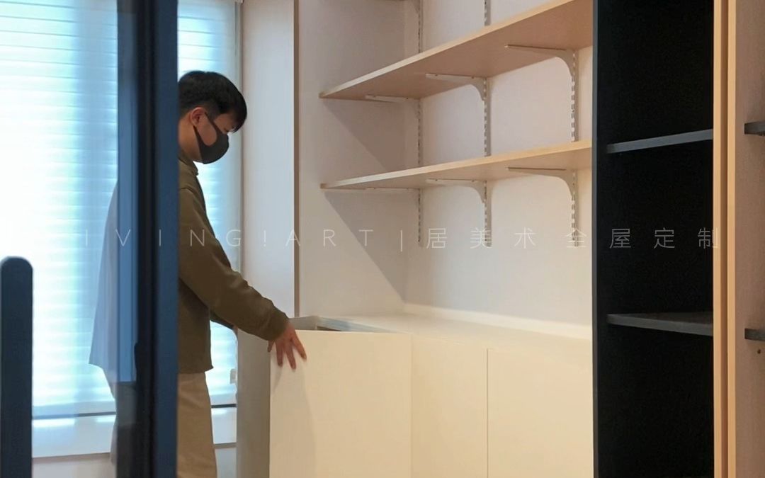 悬浮书桌+展示柜一体设计!