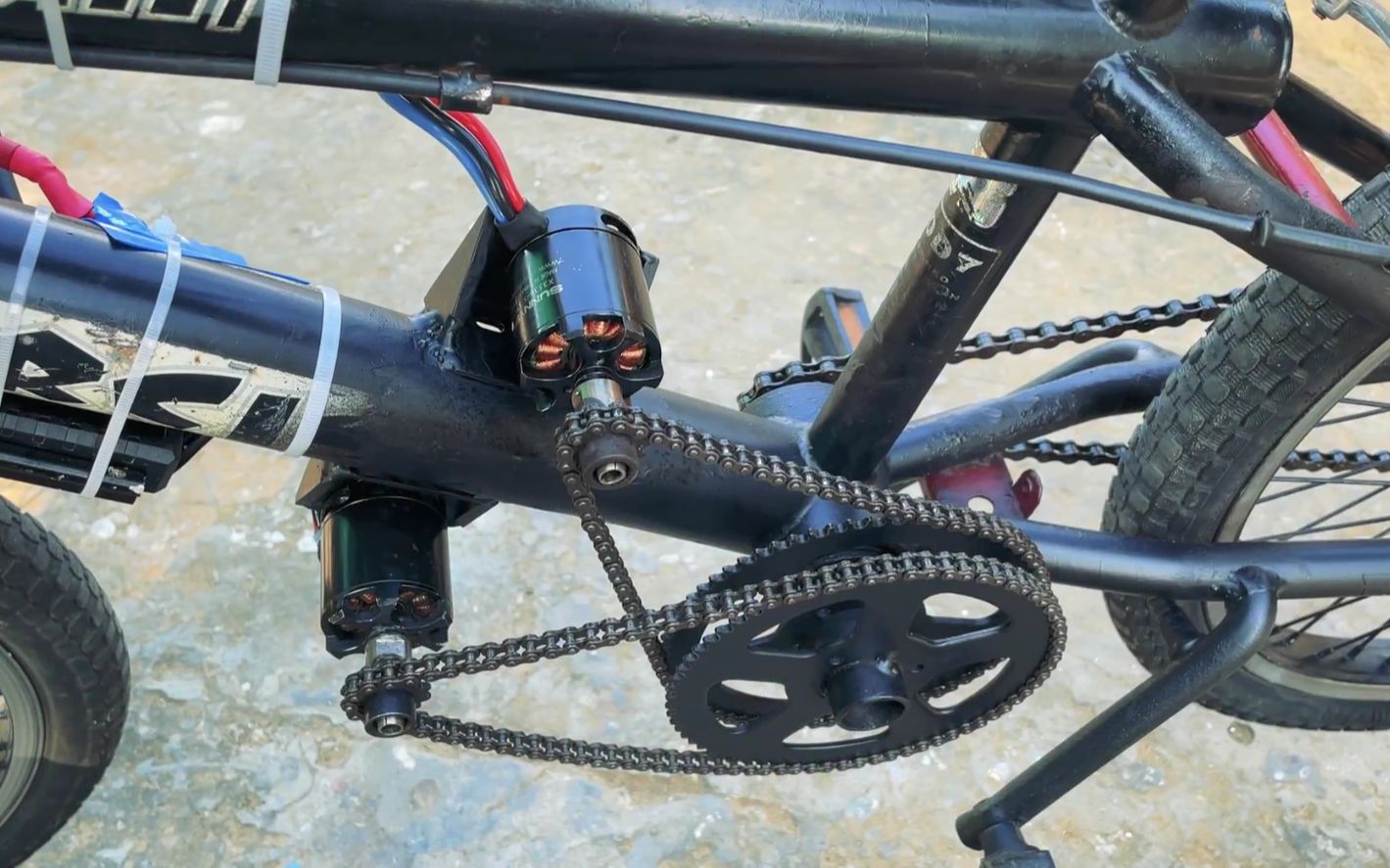 自行车改装成电车,装两台大功率电机,上路后速度飞快