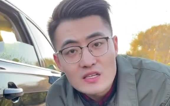 你知道倒车时后视镜能自动下翻吗?你用过没?