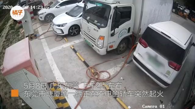 新能源汽车着火,看起来一点害怕。