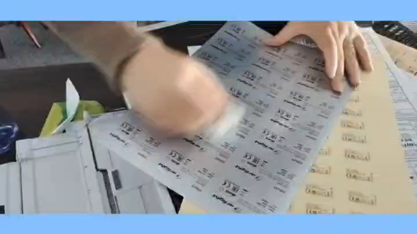 你家的标签机打印可以做到防水吗?卖标签打印机的小女孩来给你测试...