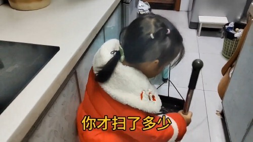 三岁萌娃主动帮妈妈做家务,懂事得让人心疼,一定要看到最后哦
