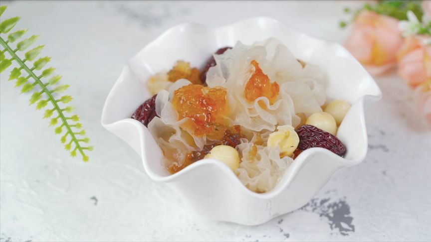美白滋养+去黑眼圈,还不多喝桃胶红枣莲子炖银耳