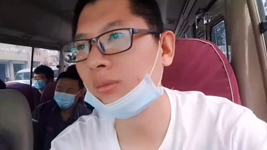 消防官兵讲解墙壁消防栓的使用方法。说的太对了。