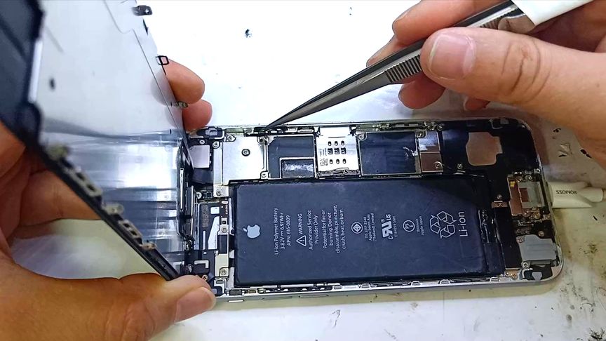 网友给自己的手机换屏幕,导致充电指纹无法使用,看看是咋回事。