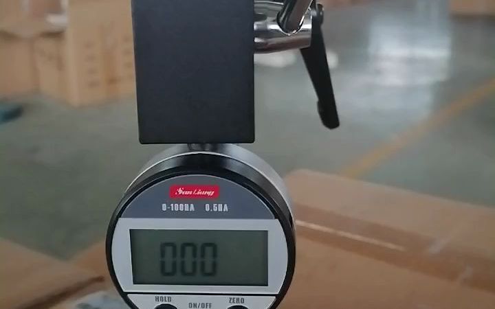 三量邵氏硬度计和支架,使用和调平