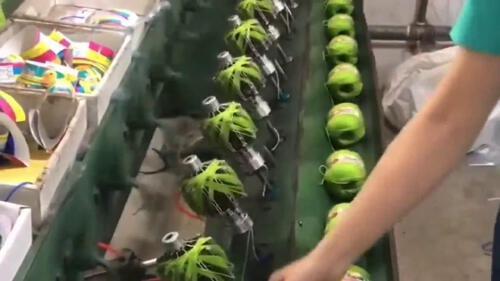 机械不断自动化,毛线缠绕复杂的工艺,机器一气呵成!