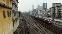 广州-石家庄Z90次跨越韶关东站,前方到达停靠郴州火车站