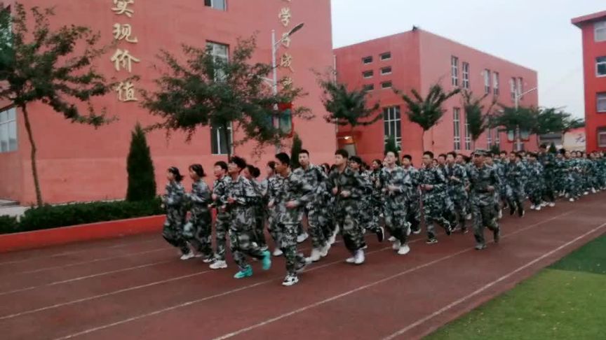 军训不但培养人有吃苦耐劳的精神,而且能磨练人的坚强意志