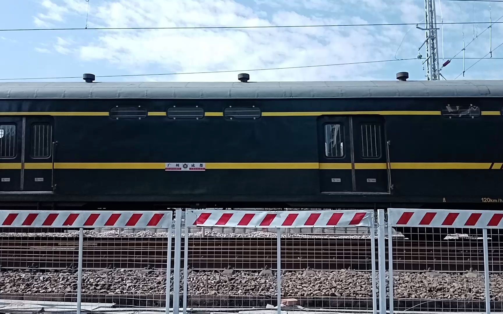 广铁长段的HXD3C型电力机车牵引K192次列车从广州北站附近通过