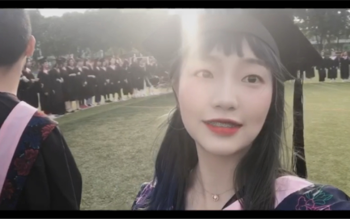 毕业生一起穿学士服拍学校宣传片