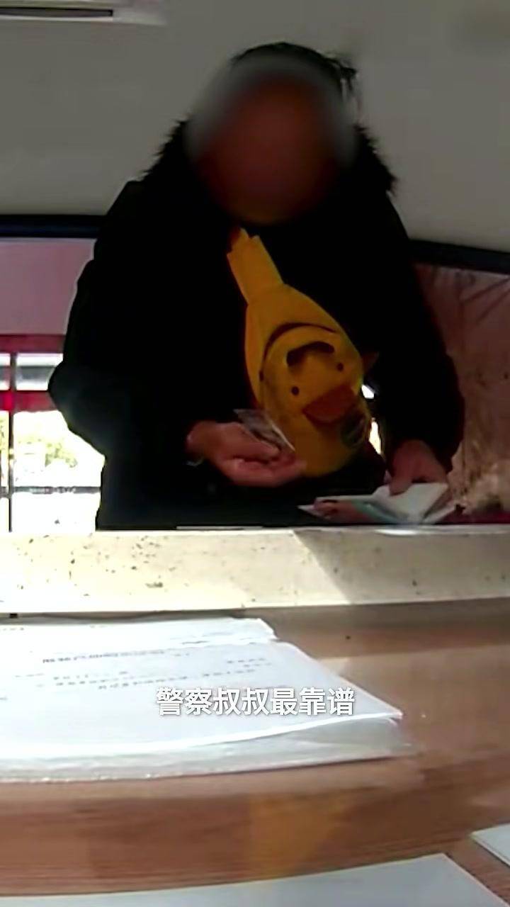 ...南京六合,一位阿姨遭遇冒充客服诈骗。骗子诱骗她说出了三张银行卡...