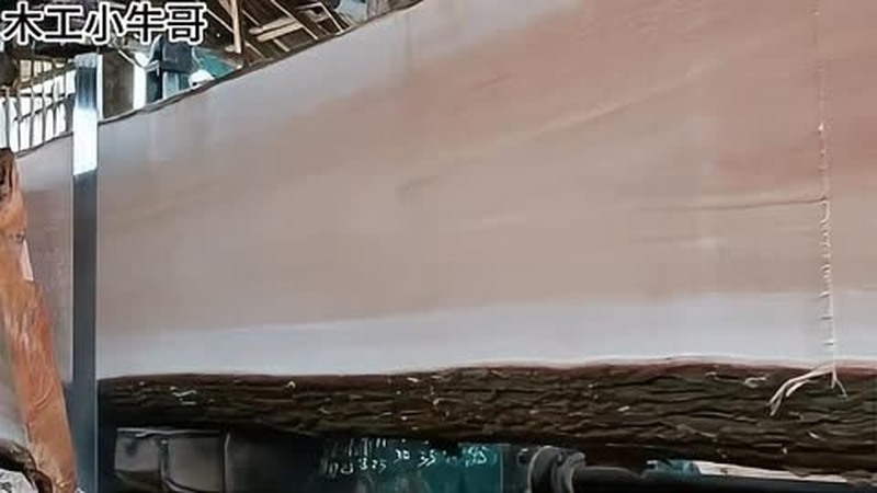 用大红木加工成制作门框原材料的过程