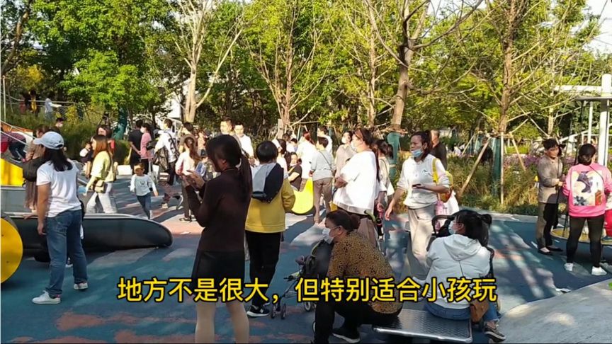 现在的城市都注重商业发展,缺少公益建设,一个小公园都爆满的人
