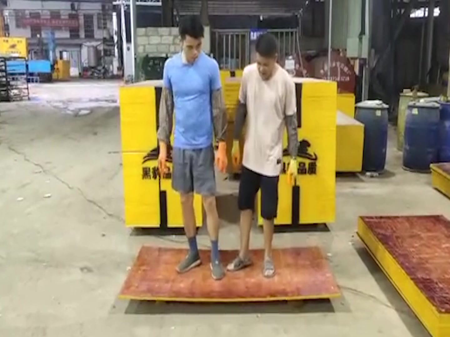 广西木业建筑模板承受两个人的重量-吃瓜群众看呆