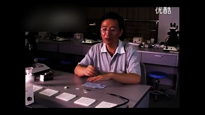 鉴定翡翠:看专家是如何使用放大镜的