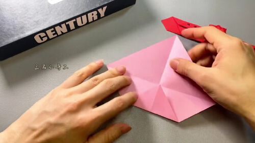 简单教大家折一个可爱的卡通手表,小朋友都喜欢既简单又好玩!