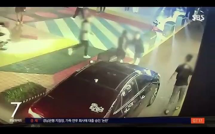 驻韩美军首尔街头殴打民众,掰过路车辆后视镜,与司机起冲突