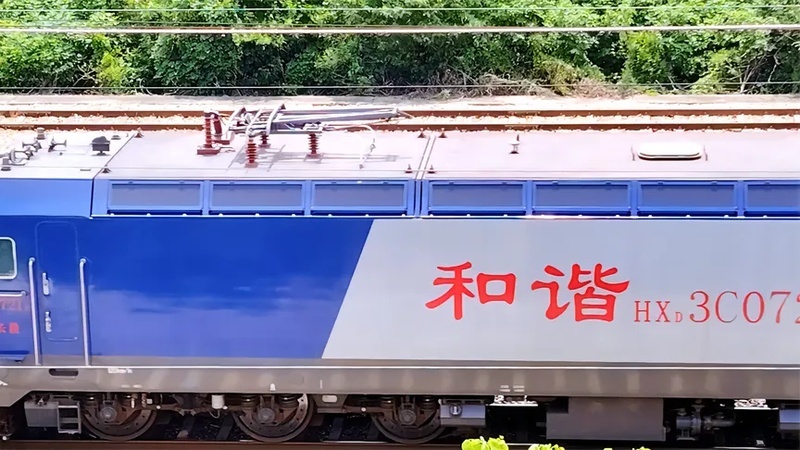 HXD3C牵引K777次列车和高速动车相遇