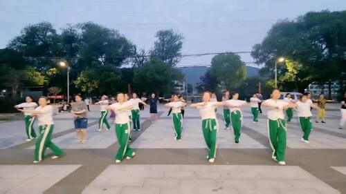 生命在于运动,运动贵在坚持,每天坚持锻炼,身体健康身材好