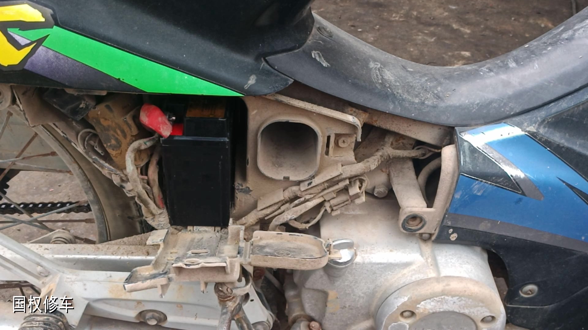 摩托车电启动打火时,总是卡卡的响或者空转打不着,教你简单修理