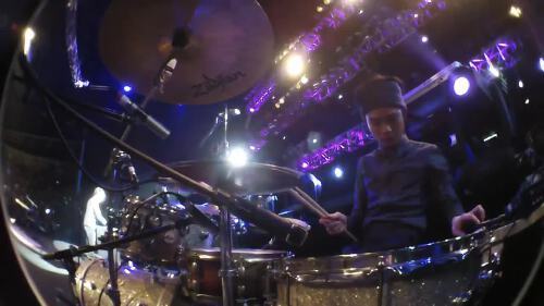鼓棒翻飞引爆全场!架子鼓手的节奏风暴燃炸音乐现场