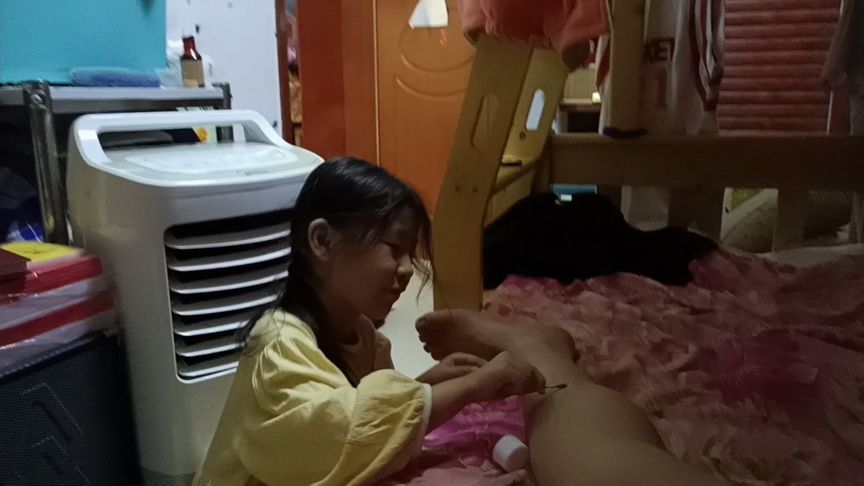 闺女给我模拟打针