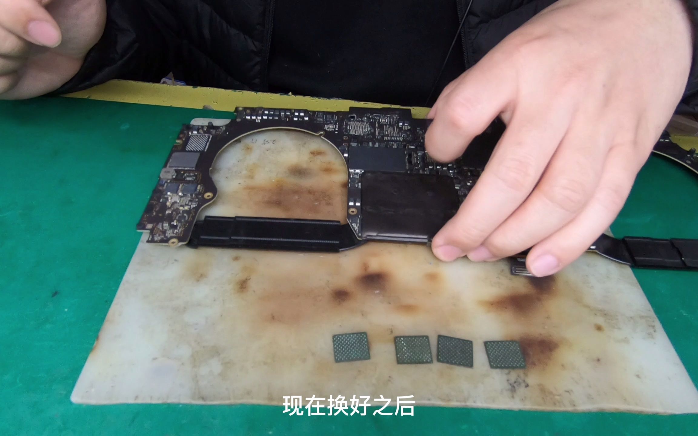 20款16寸MacBook Pro硬盘坏官方修8千多第三方修要换主板,我们修更...