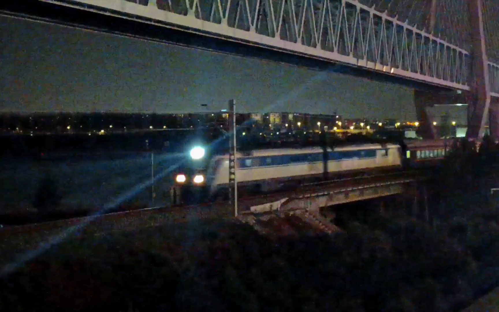 【中国铁路】K418次列车通过新洋港大桥(某节车厢踏面损坏)