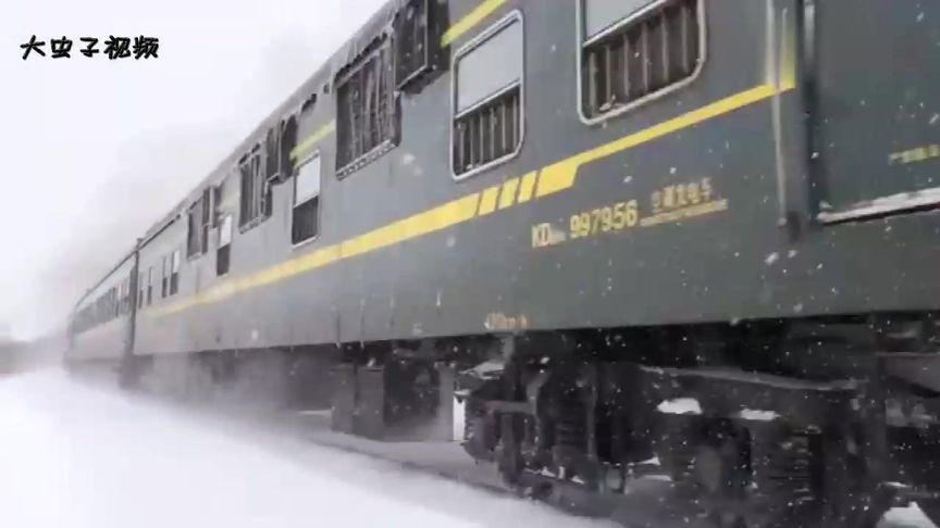 暴雪中“老虎”牵引白河至大连K7512次列车快速通过浑白线