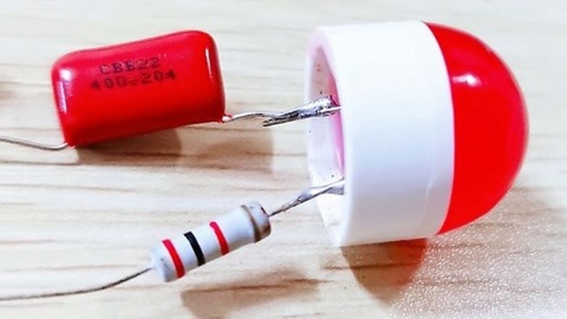 为什么要在LED灯上串联一个电容,而不是并联特有意思的电路