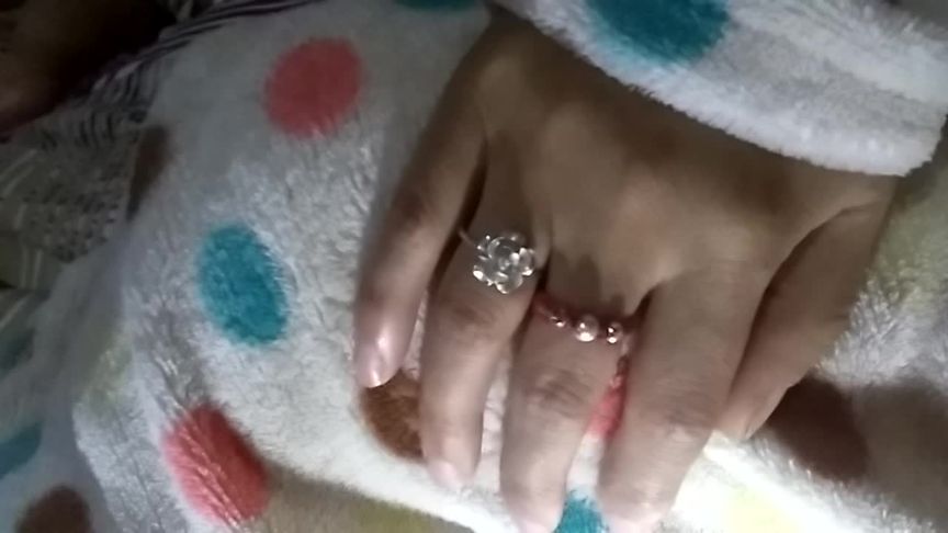 买不起什么贵的戒指自己学编一个戒指戴,也觉得挺高兴的