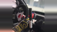 经常见汽车漂移,你知道里面车手是怎么操作的吗?一顿操作猛如虎