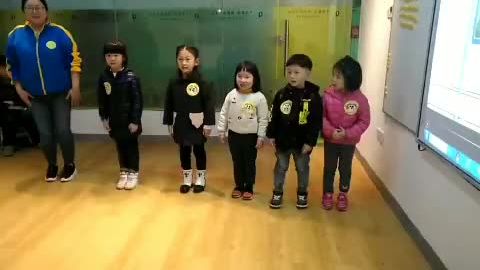 体验式教学让学生在英文歌曲、 角色扮演中以体验的方式学习英语