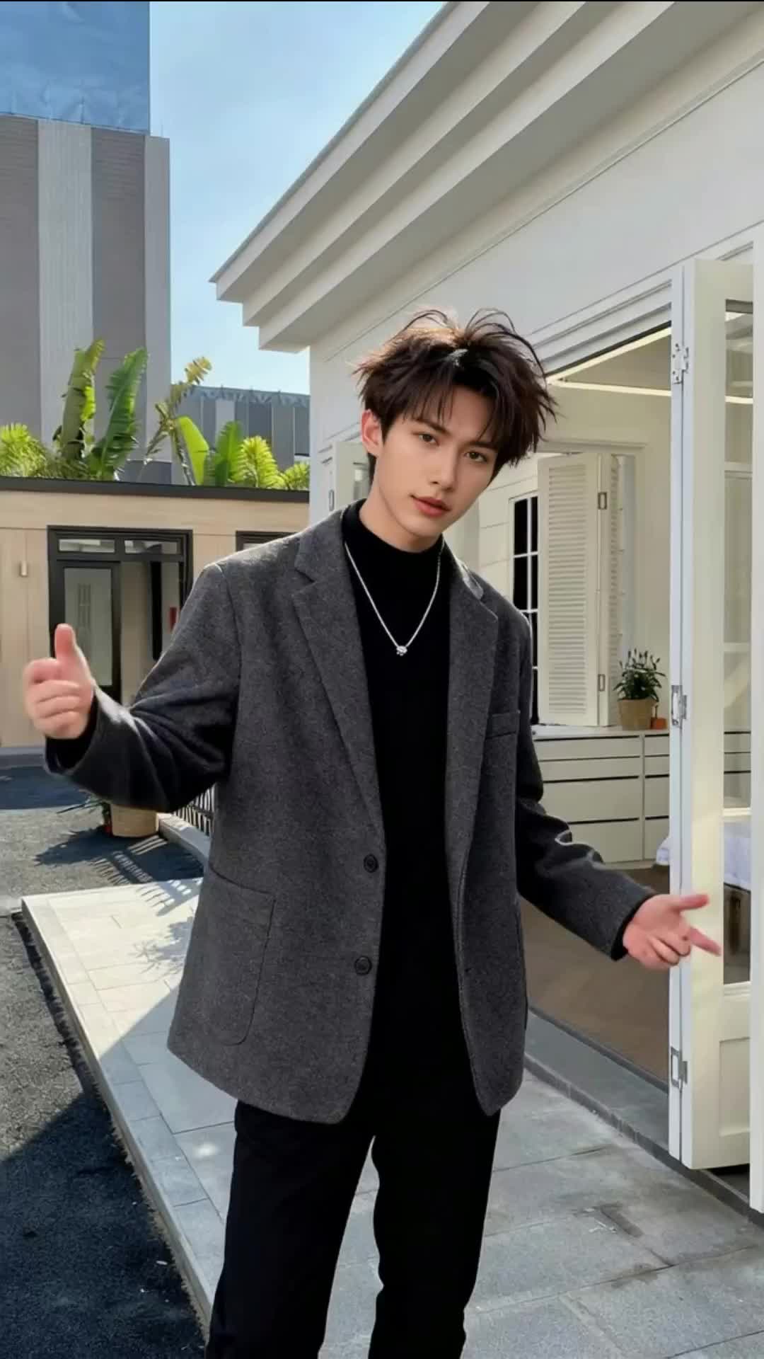 ...灰西装蹭到门框的光。他指尖虚虚划着新公寓的轮廓——刚退掉的旧...