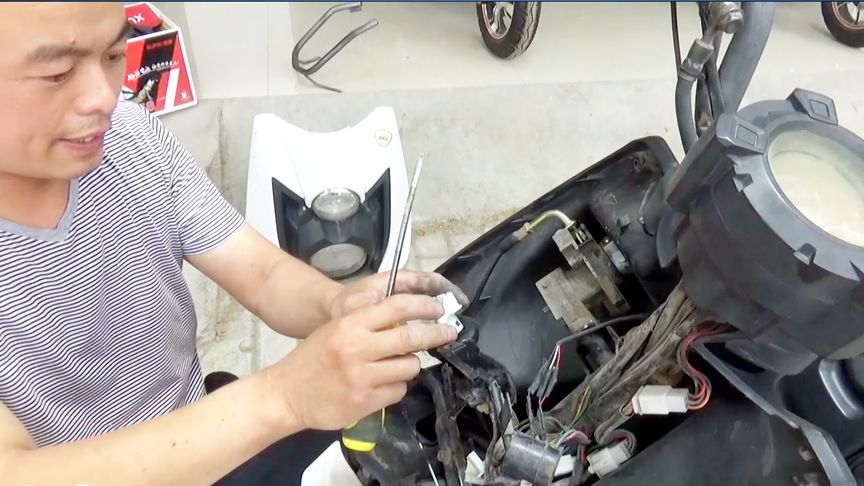 电动车钥匙打不开,原来是这里坏了,很简单,一招帮你解决