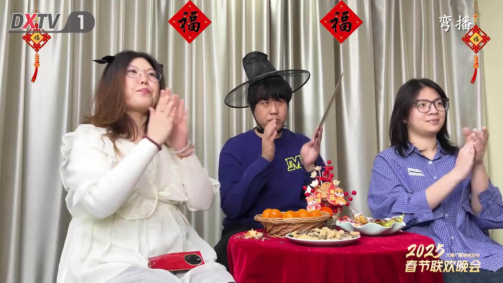 有其母,必有其个隆咚锵咚锵! #搞笑 #春晚 #抖音新春特别会 #这么好笑...