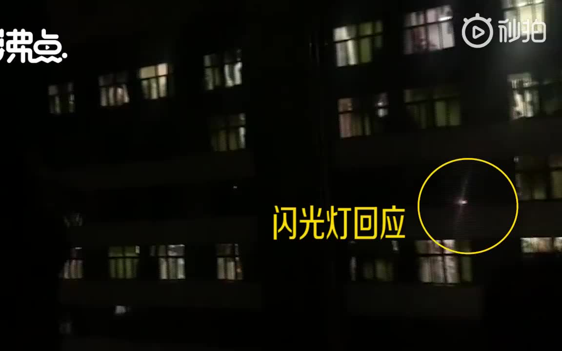 大学男女生五一宅寝室,手机打灯隔空云蹦迪