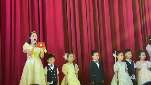 女儿幼儿园毕业了 毕业典礼上,她不仅是很棒的表演者